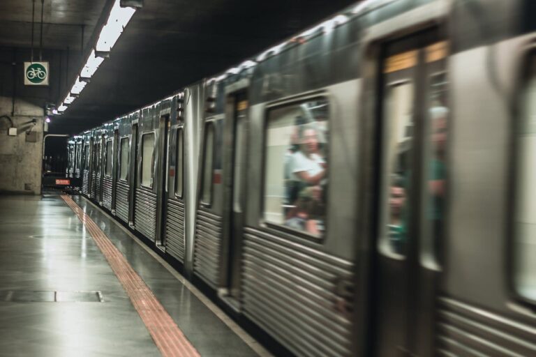 As Estações de Metrô Próximas ao Bairro Moema em São Paulo